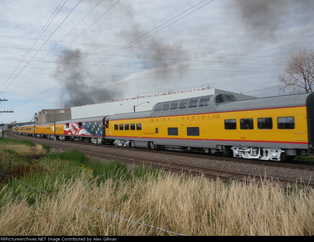UPP 7015 "Challenger" & Flag Car